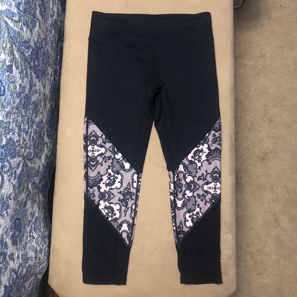 Fabletics | Pants & Jumpsuits | Fabletics Capri Leggings Lace Print Xs ...